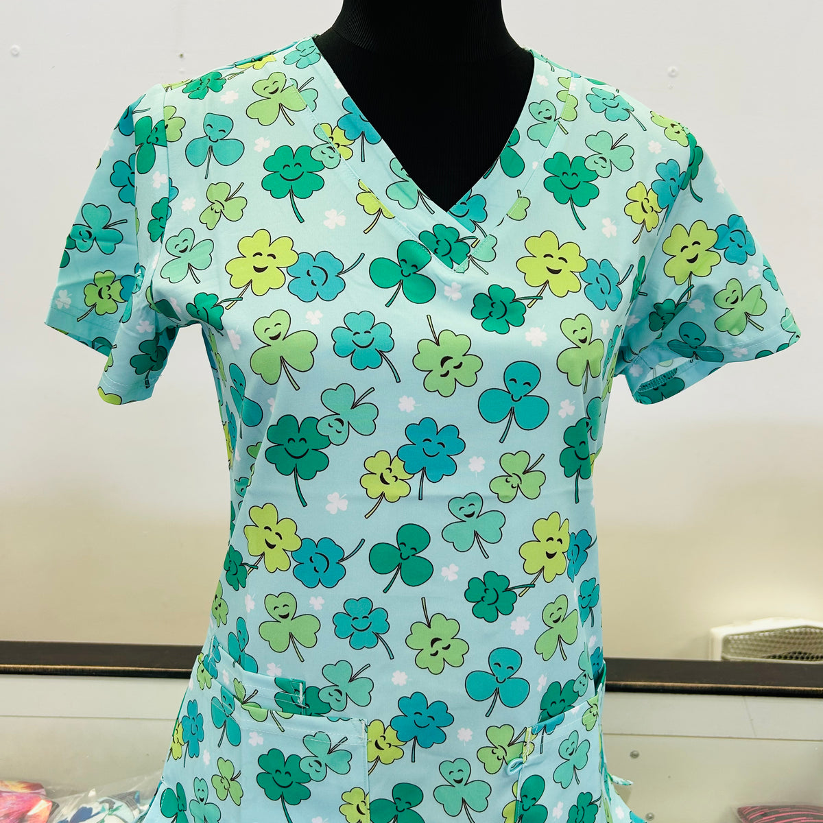 Smiling 4-Leaf Clover Zinnia Printed Women's Scrub Top – Scrubs4U
